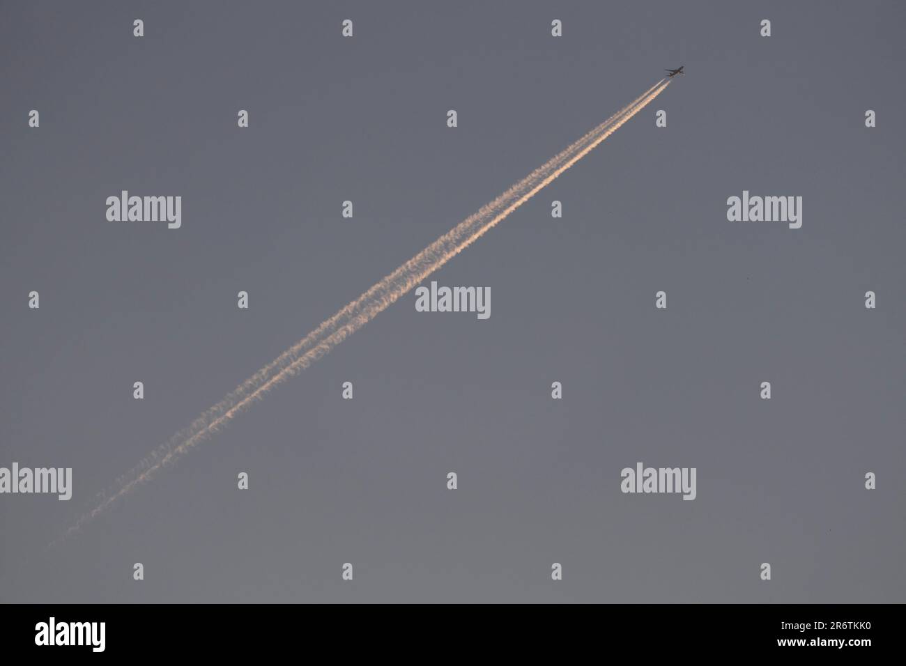 Planes contrail hi-res stock photography and images - Alamy