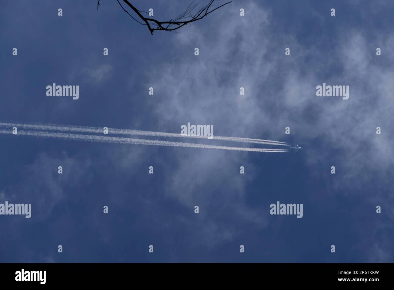 Contrail lines hi-res stock photography and images - Alamy