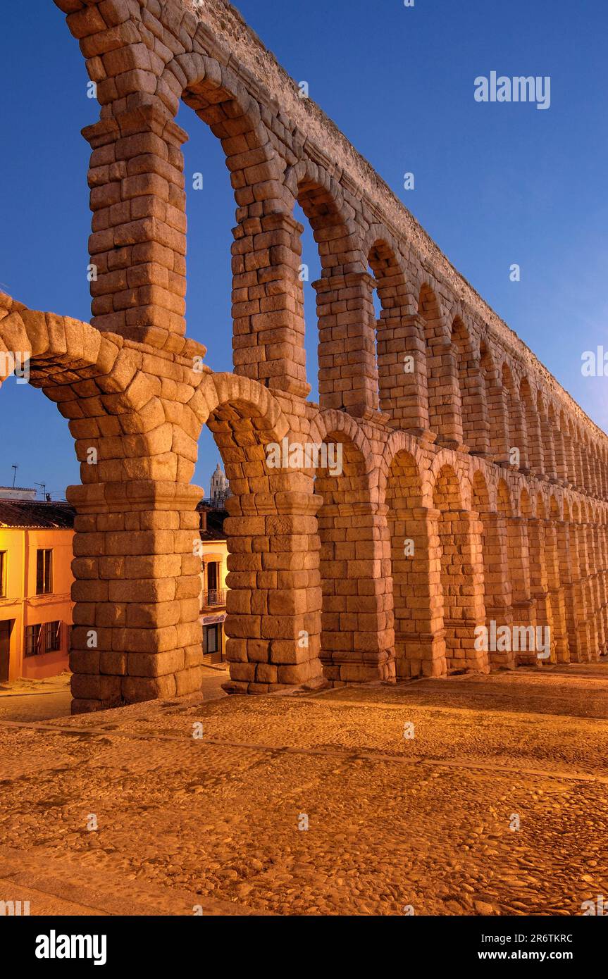 Roman aqueduct segovia night hi-res stock photography and images - Alamy