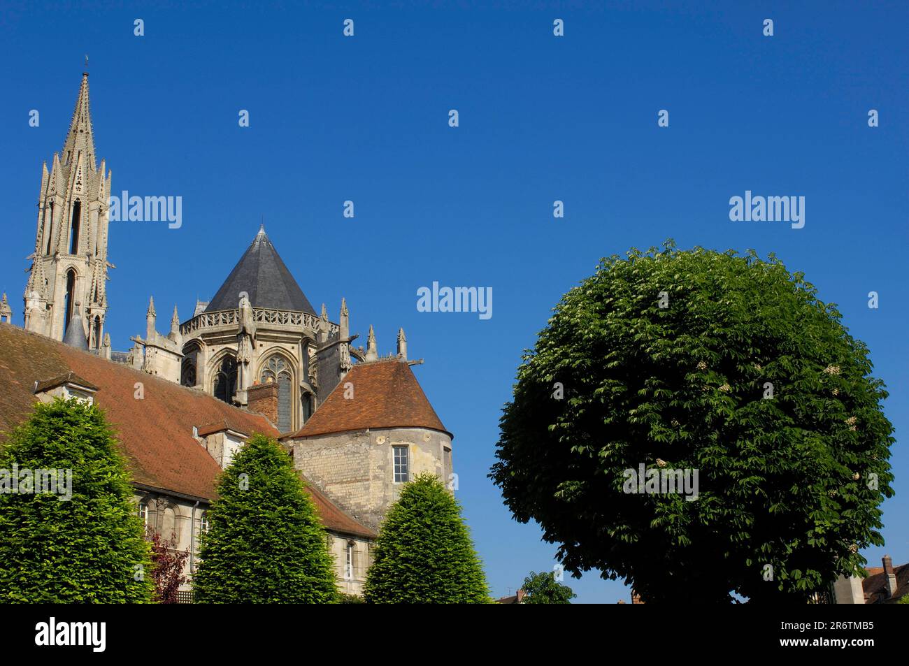 Basílica de notre dame de saigón hi-res stock photography and images ...