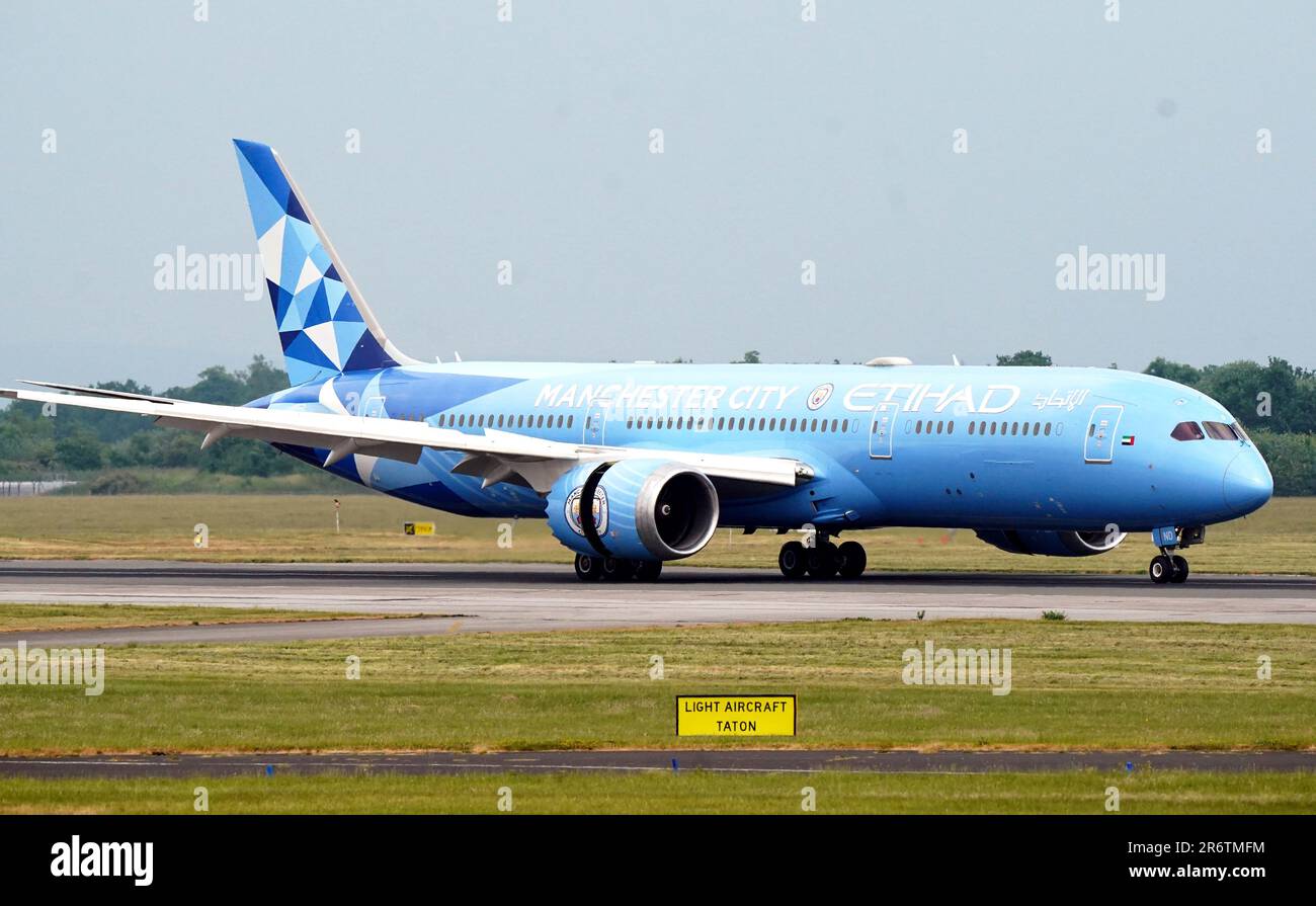 The Boeing 787-9 Dreamliner carrying the Manchester City players lands ...