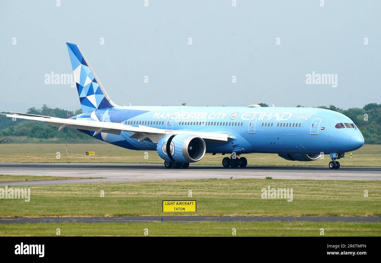 The Boeing 787-9 Dreamliner carrying the Manchester City players lands ...