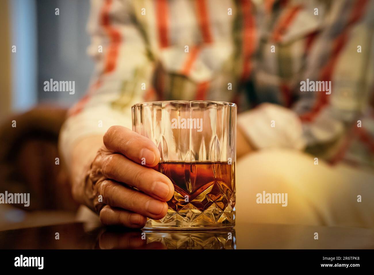 Hand holding whiskey glass hi-res stock photography and images - Alamy