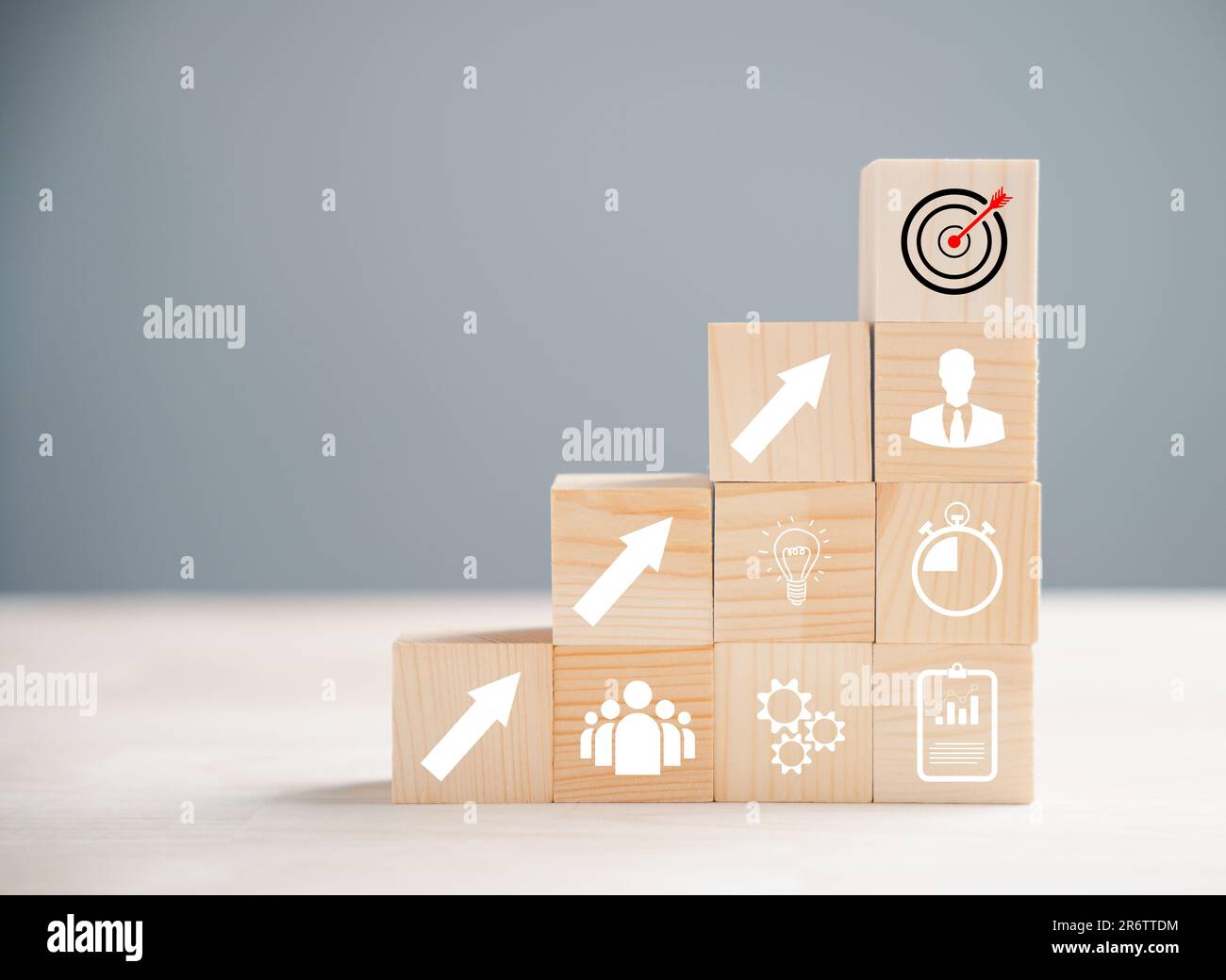 Wooden blocks target icon hi-res stock photography and images - Alamy