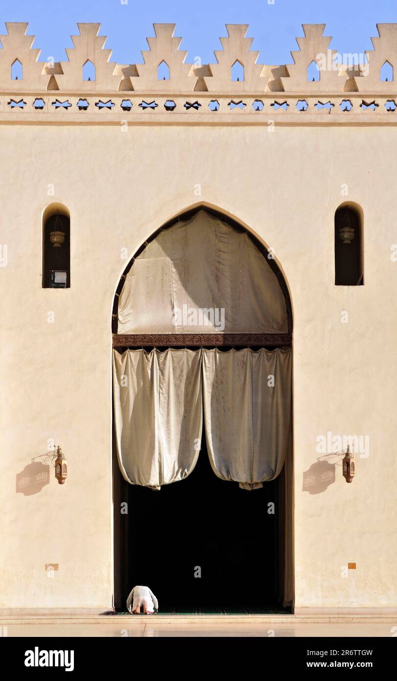 Praying Muslim, Al-Hakim Mosque, Cairo, Egypt Stock Photo - Alamy