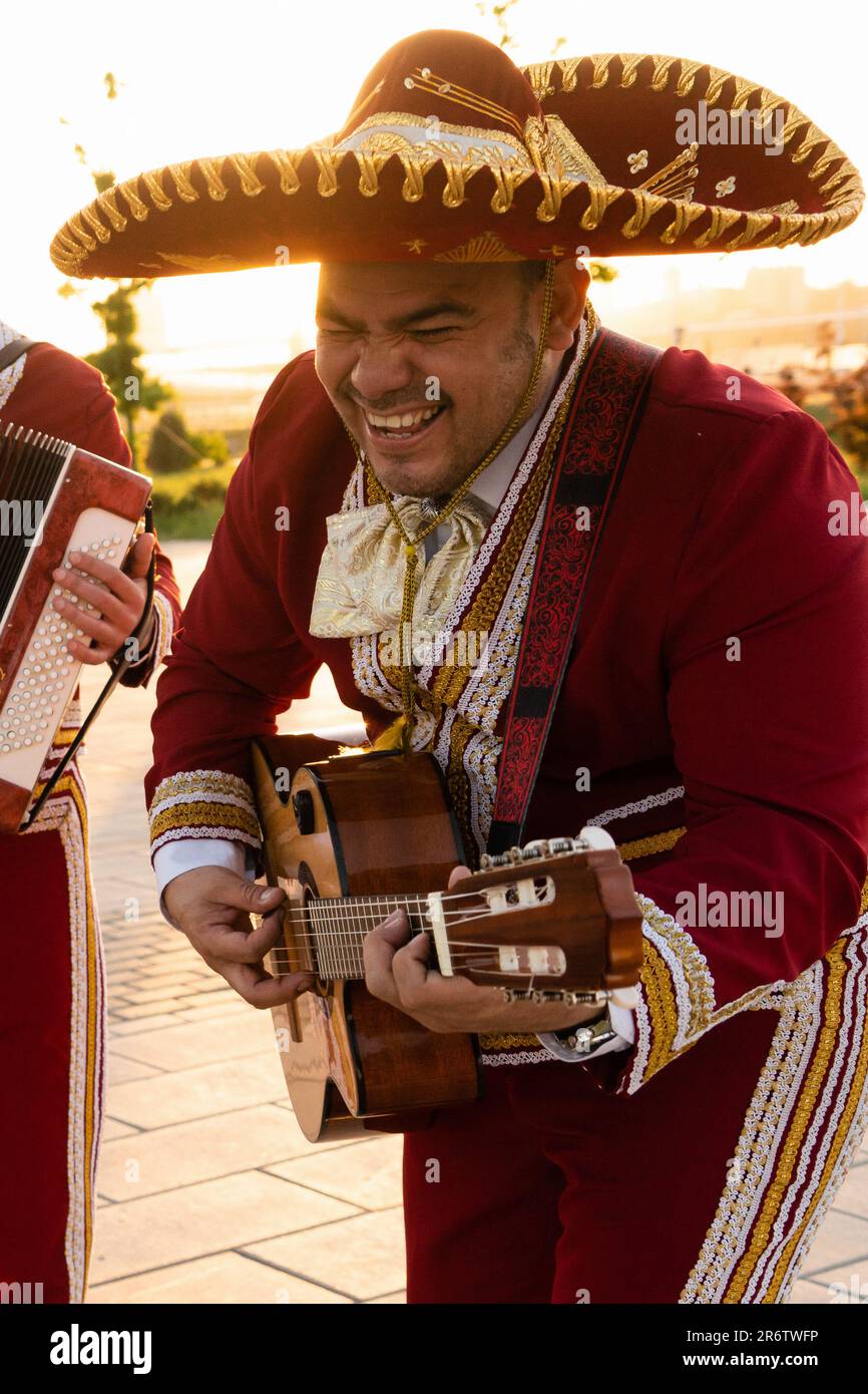 Musician plays the guitar on a city street Stock Photo - Alamy