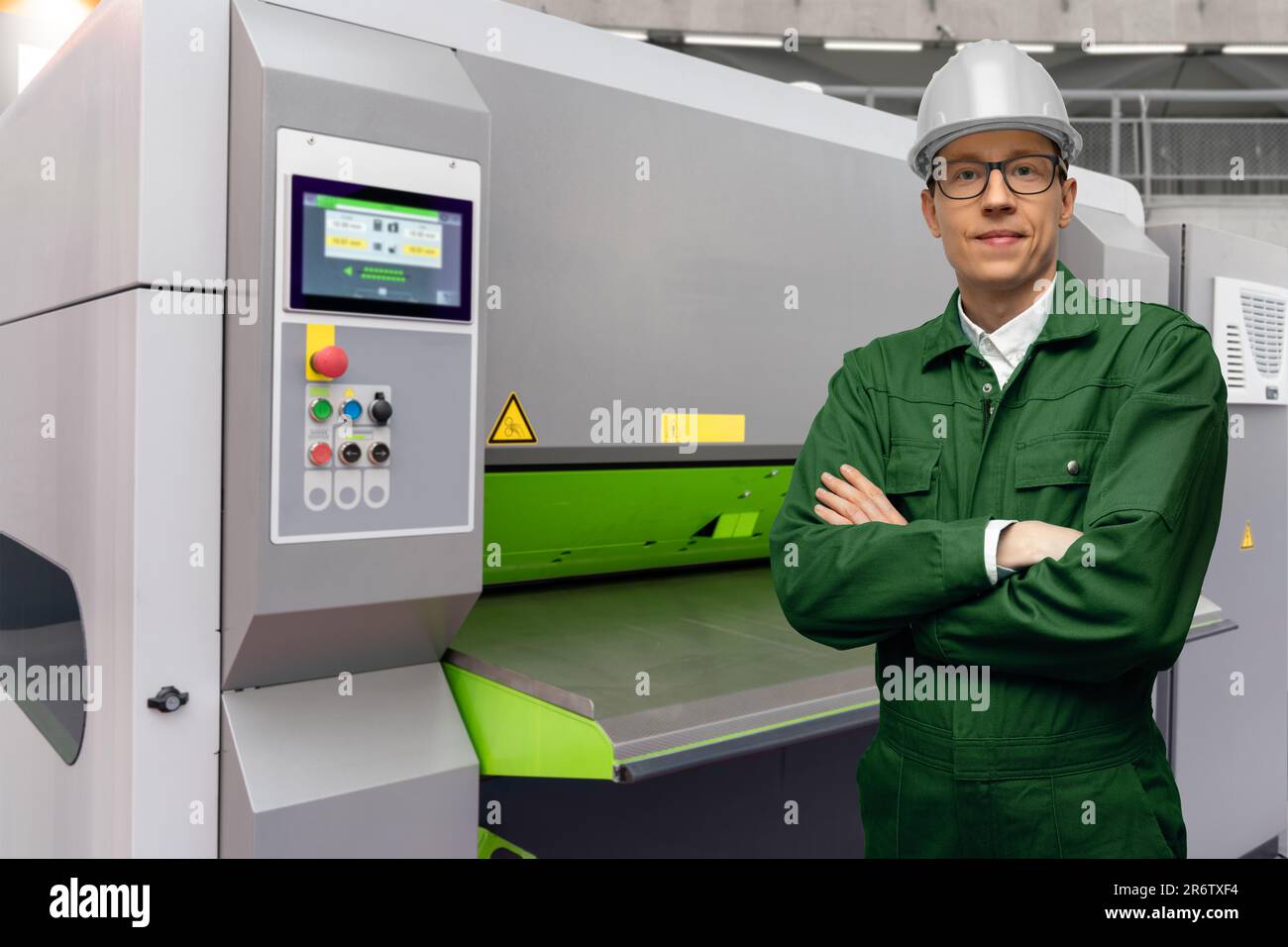 Worker with automatic machine tool in smart factory Stock Photo - Alamy