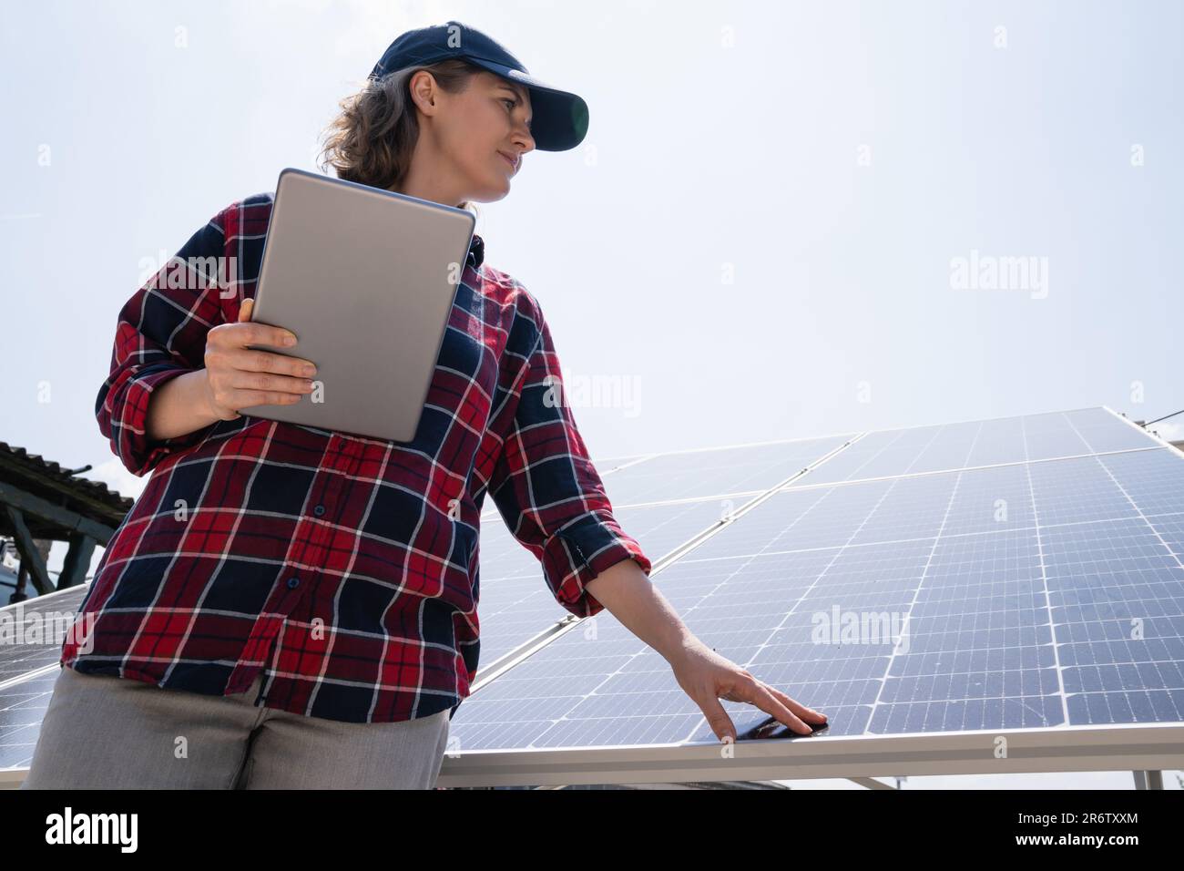 Solar engineer woman hi-res stock photography and images - Alamy