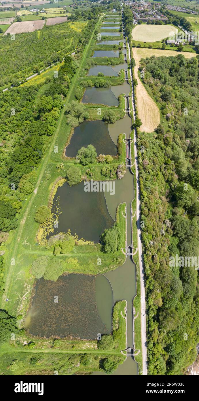 Caen Hill flight of locks on the Kennet and Avon canal near Devizes ...