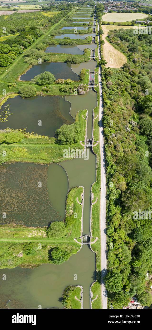 Caen Hill flight of locks on the Kennet and Avon canal near Devizes ...