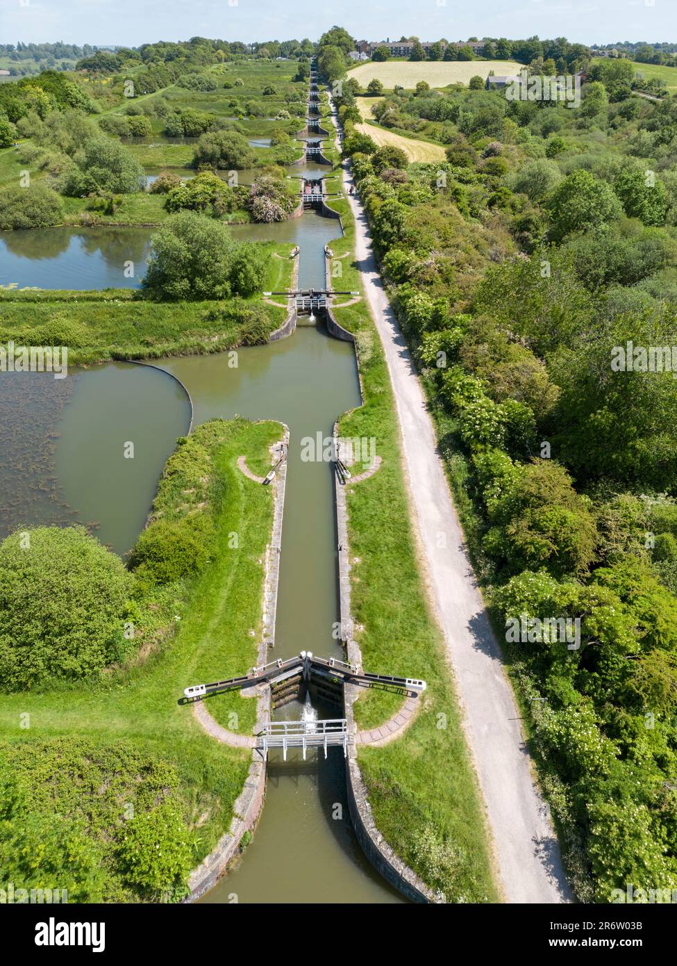 Caen Hill flight of locks on the Kennet and Avon canal near Devizes ...