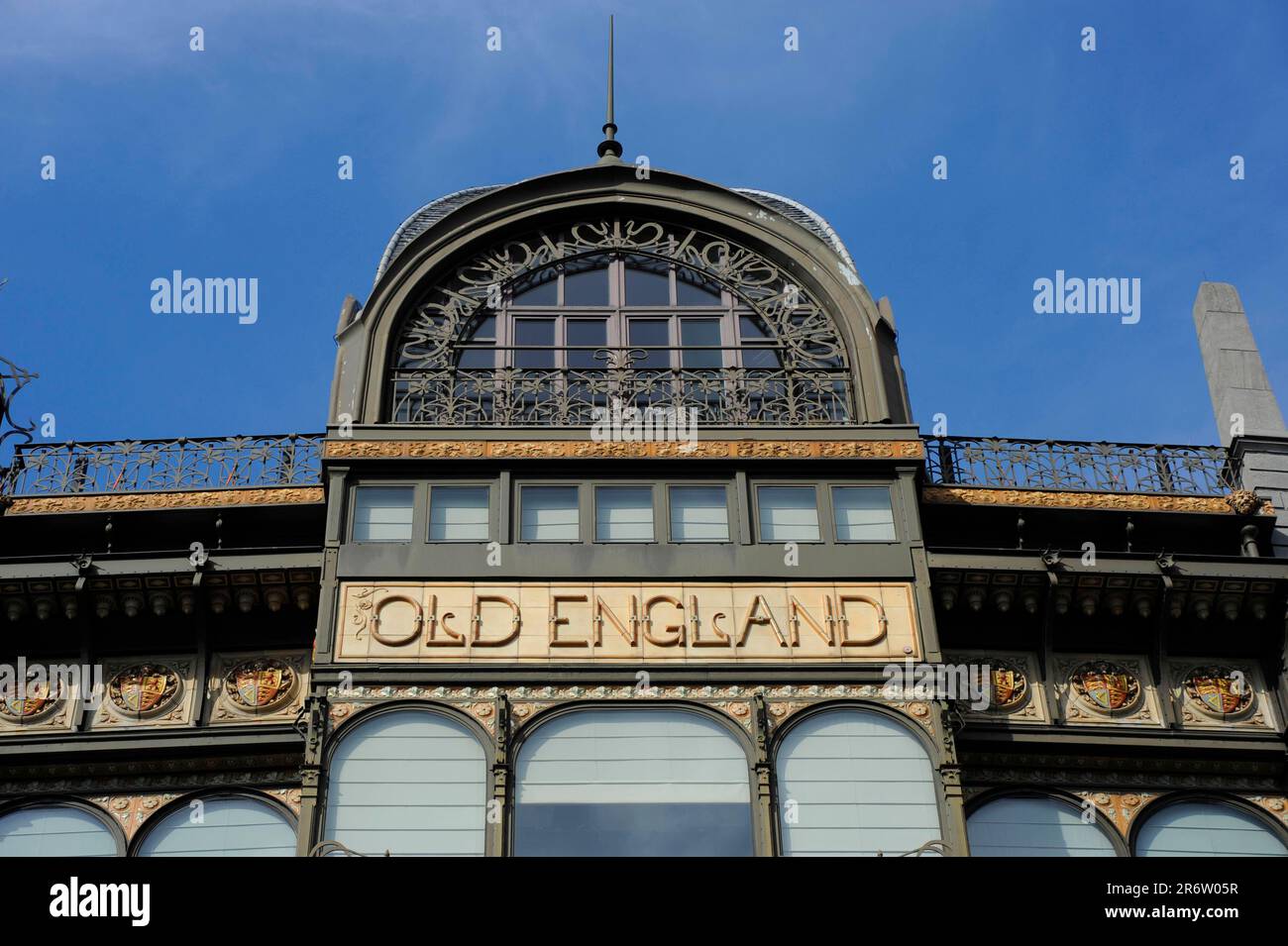 Old england department store brussels hi-res stock photography and ...