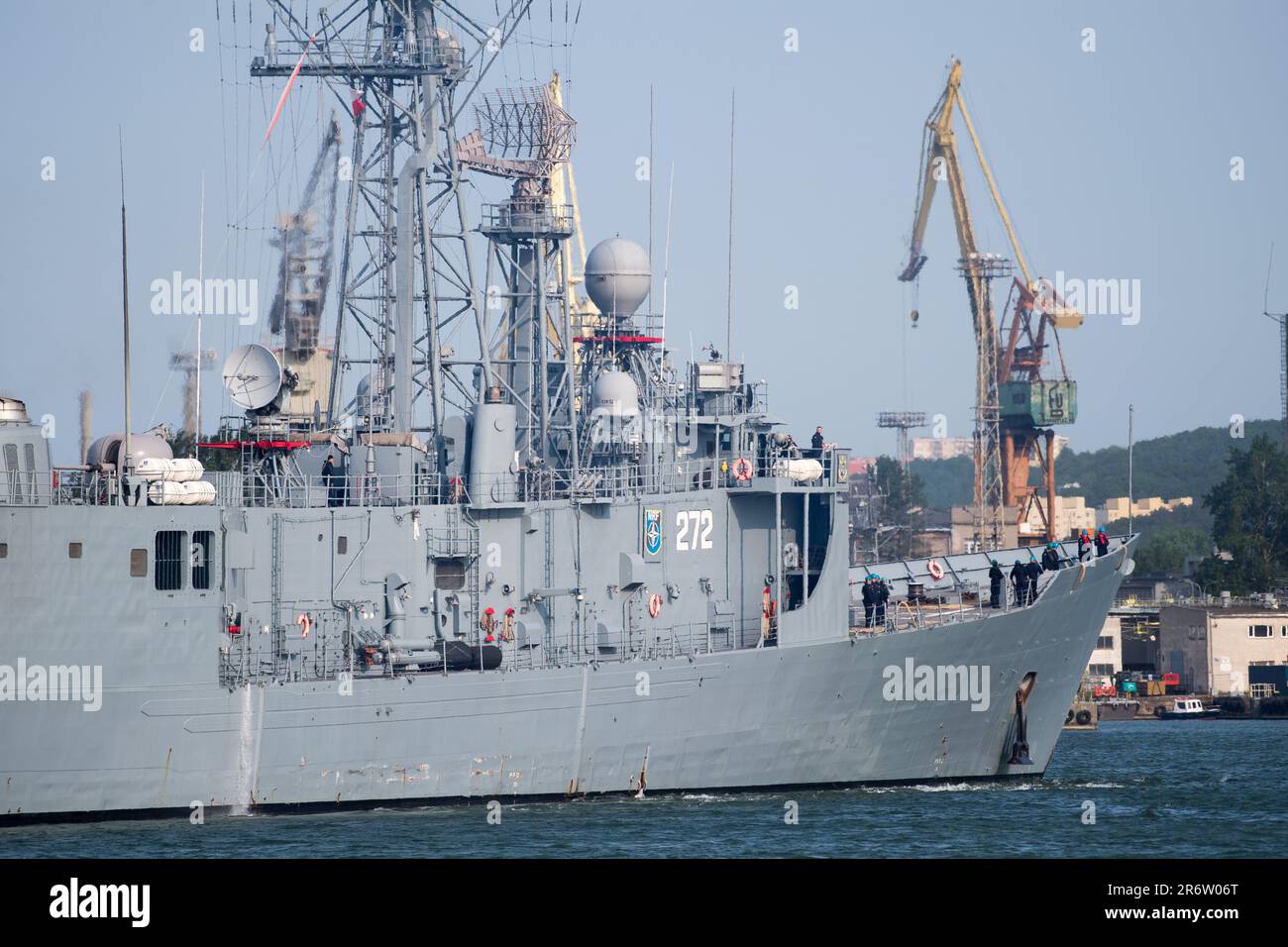 Oliver hazard perry class frigate hi-res stock photography and images ...