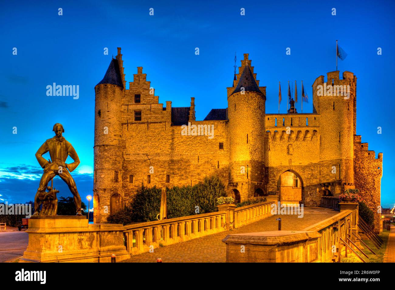 Long Wapper Statue in front of Steen Castle, City Castle, Het, Antwerp ...