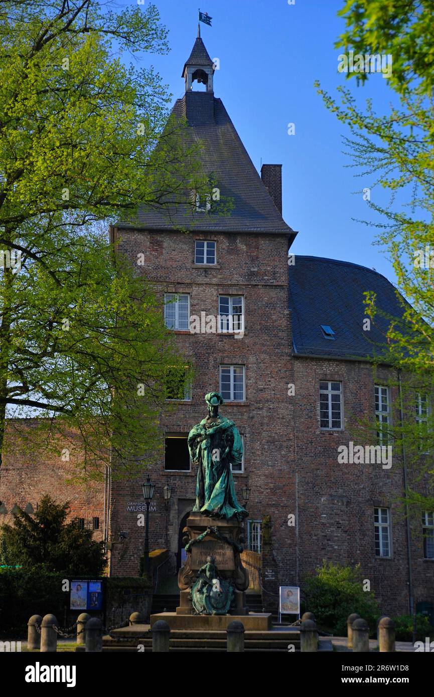 Statue of Electress Luise Henriette of Brandenburg and Mortar Castle ...