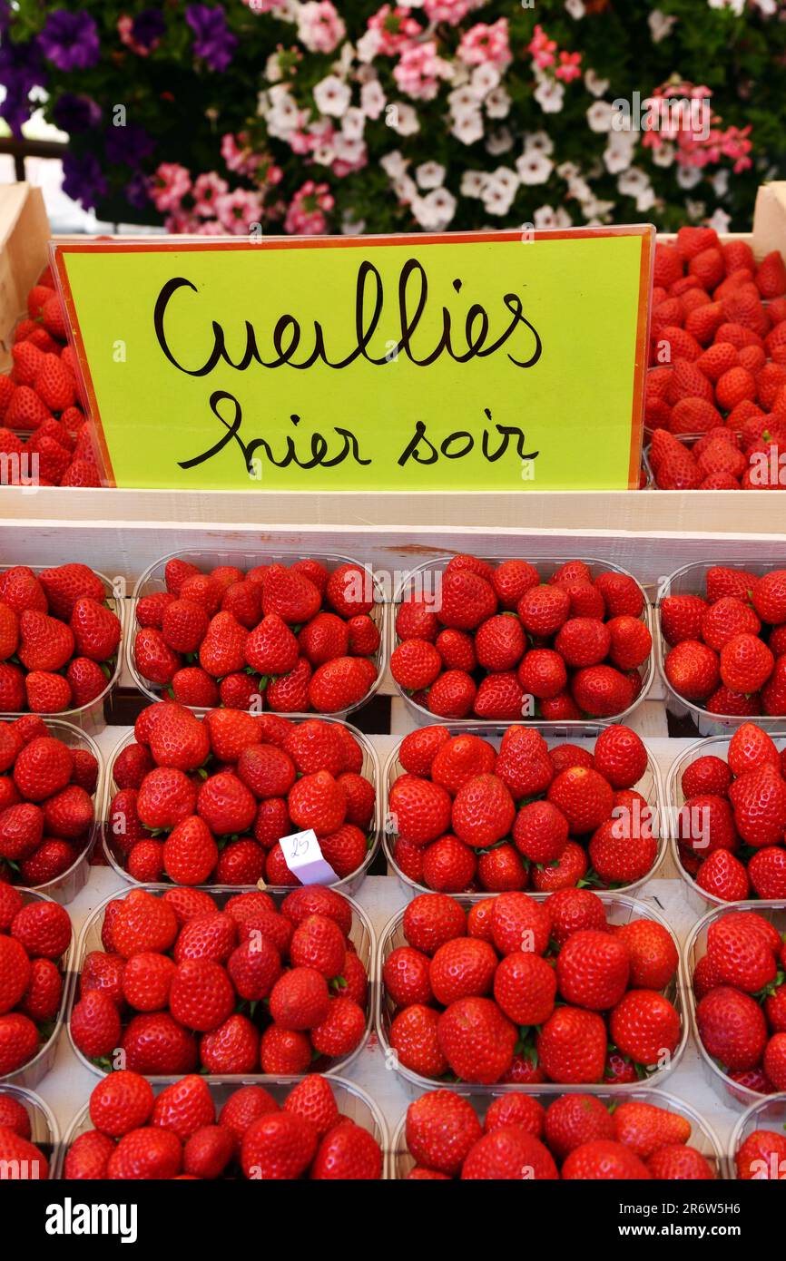June 10th 2023 : Strawberries display in the food market of Honfleur ...