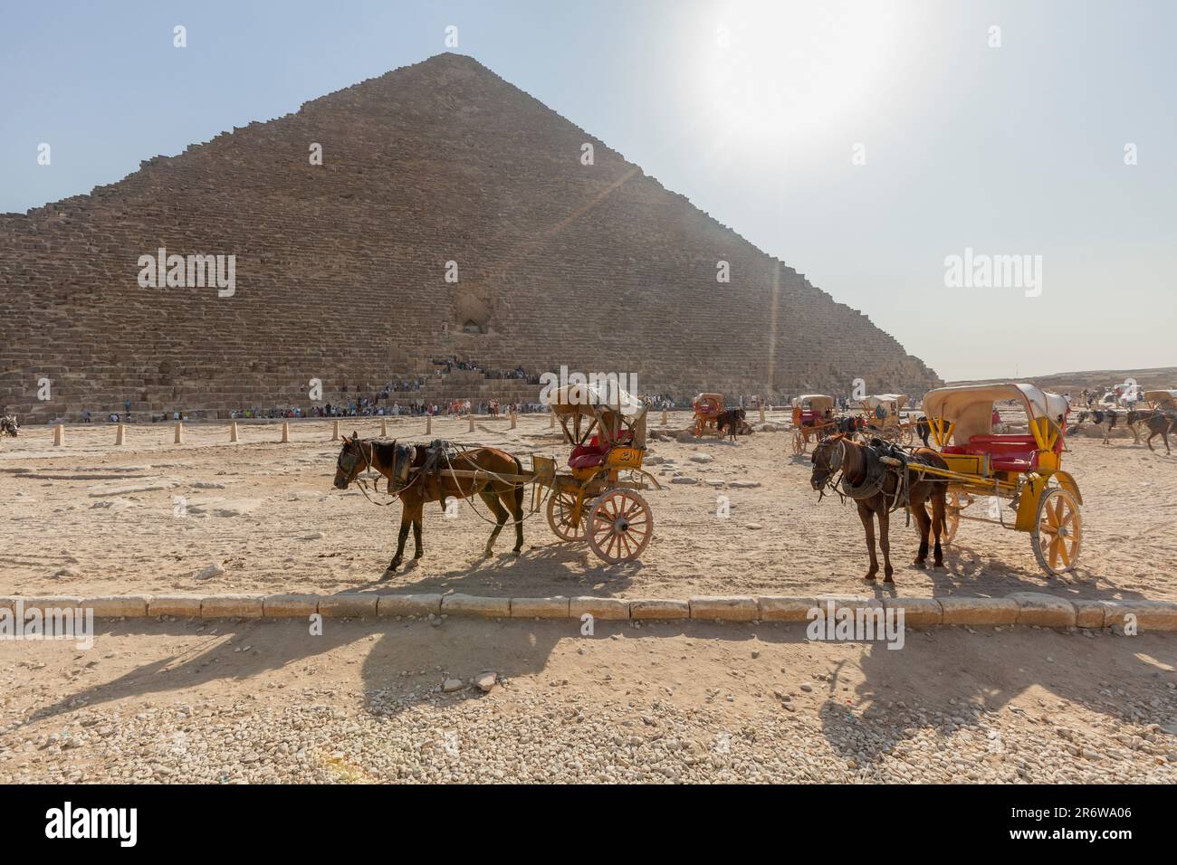 Horse and cart rides by the Pyramid of Khufu at Giza in Cairo Stock ...