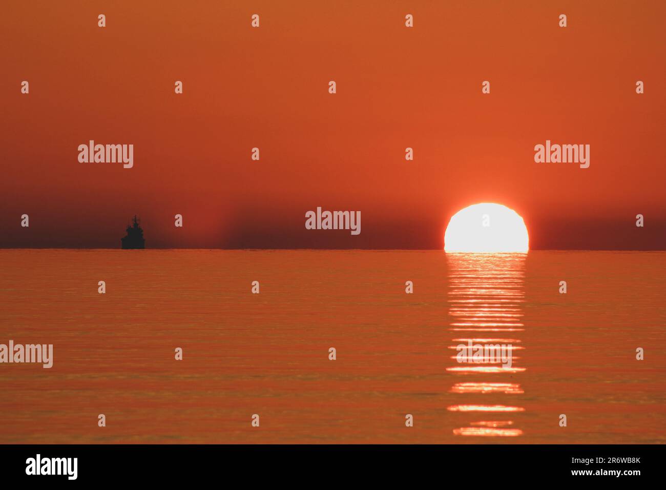 The sun comes over the horizon hi-res stock photography and images - Alamy