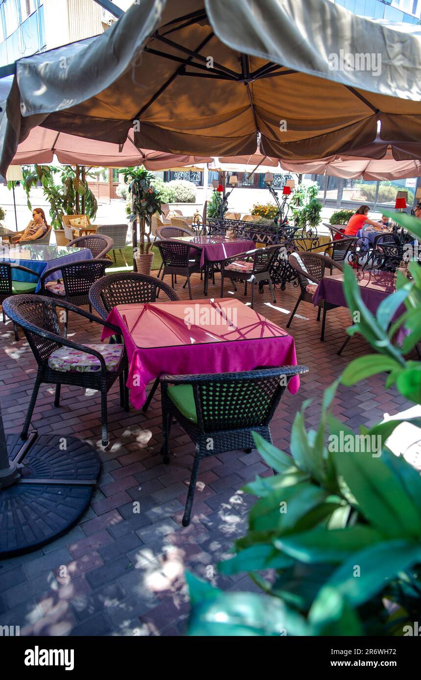 Outdoor café under canopy hi-res stock photography and images - Alamy