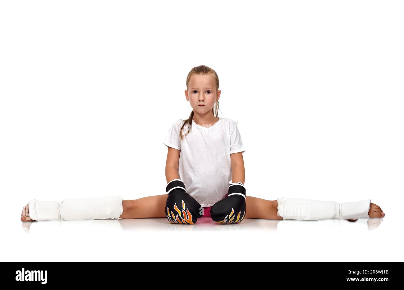 girl sitting on the splits in thai boxing gloves Stock Photo - Alamy