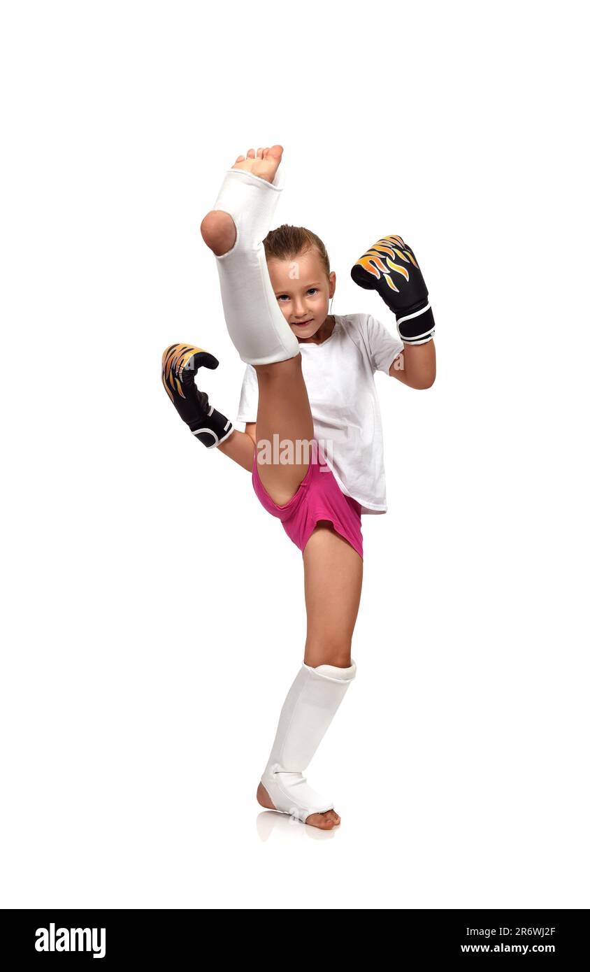 muay thai boxing girl raised her leg up Stock Photo - Alamy