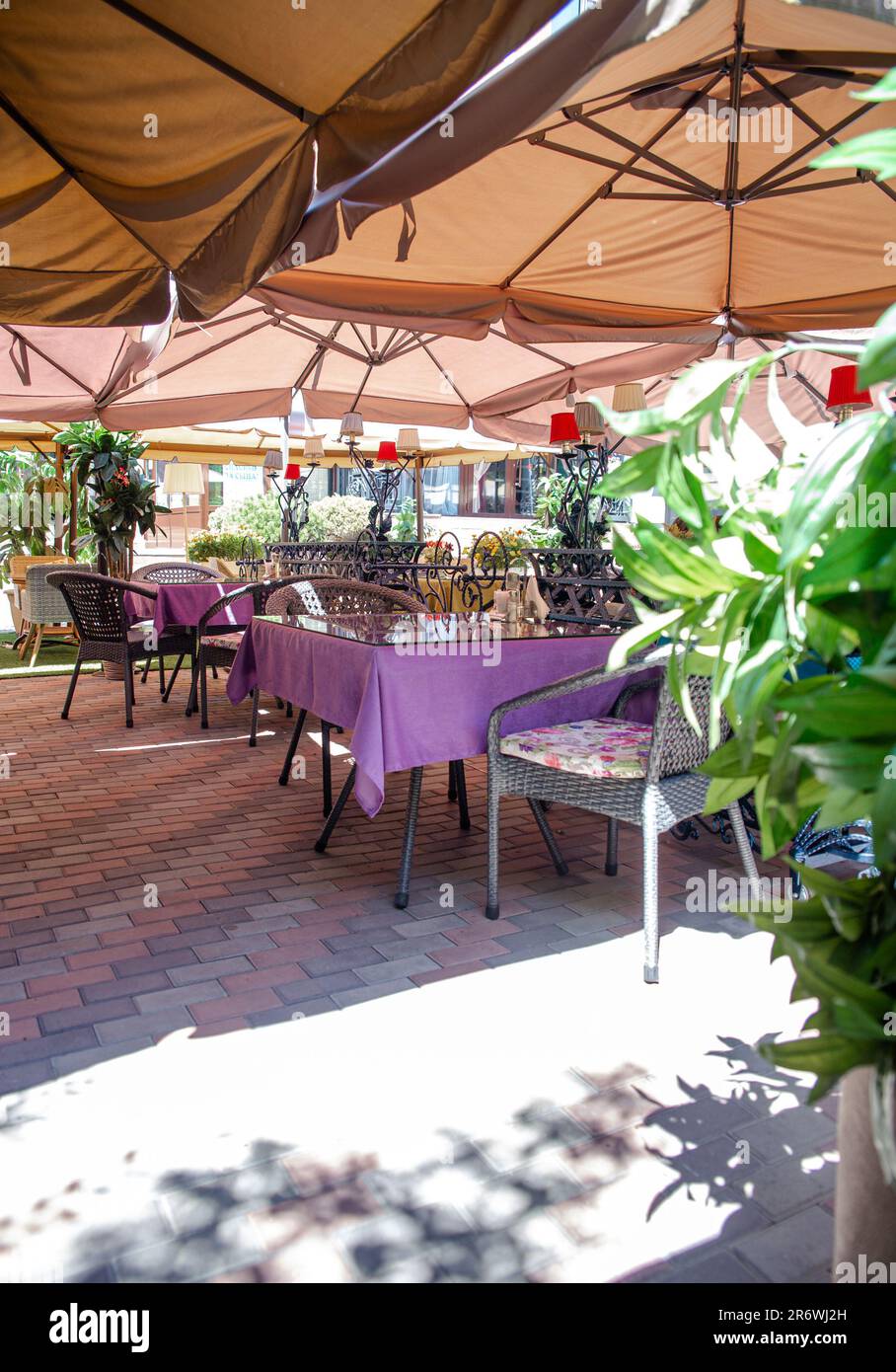 Outdoor café under canopy hi-res stock photography and images - Alamy