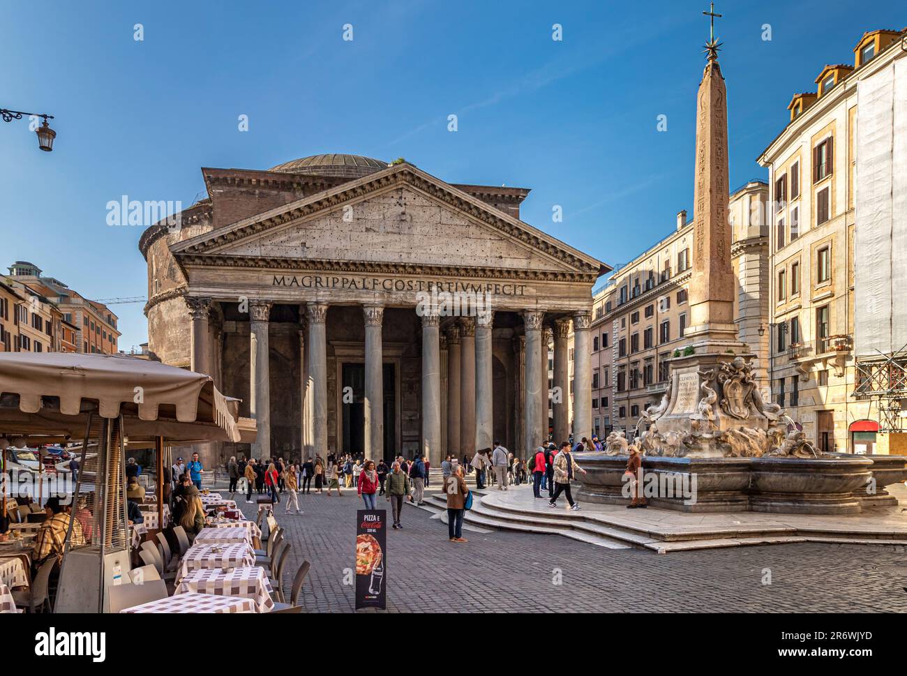 The Pantheon, one of the most recognisable Roman buildings,in Piazza ...