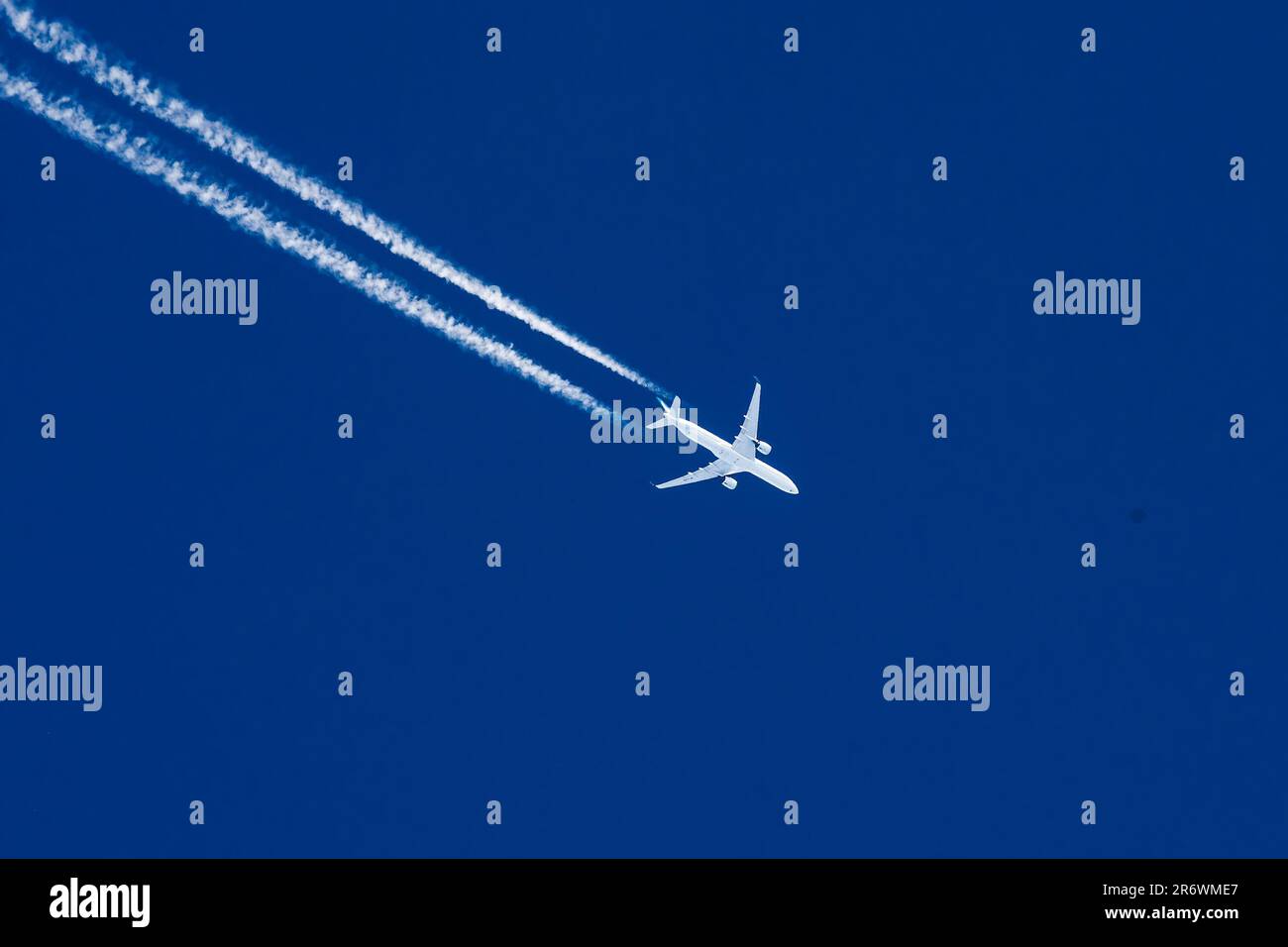 Plane with jet trails new york hi-res stock photography and images - Alamy