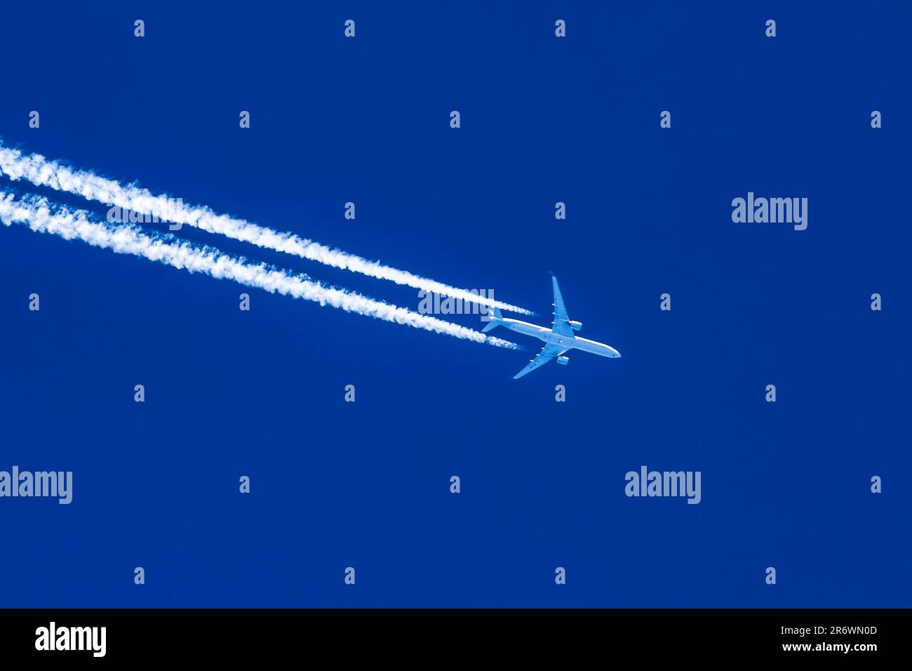 Plane with jet trails new york hi-res stock photography and images - Alamy