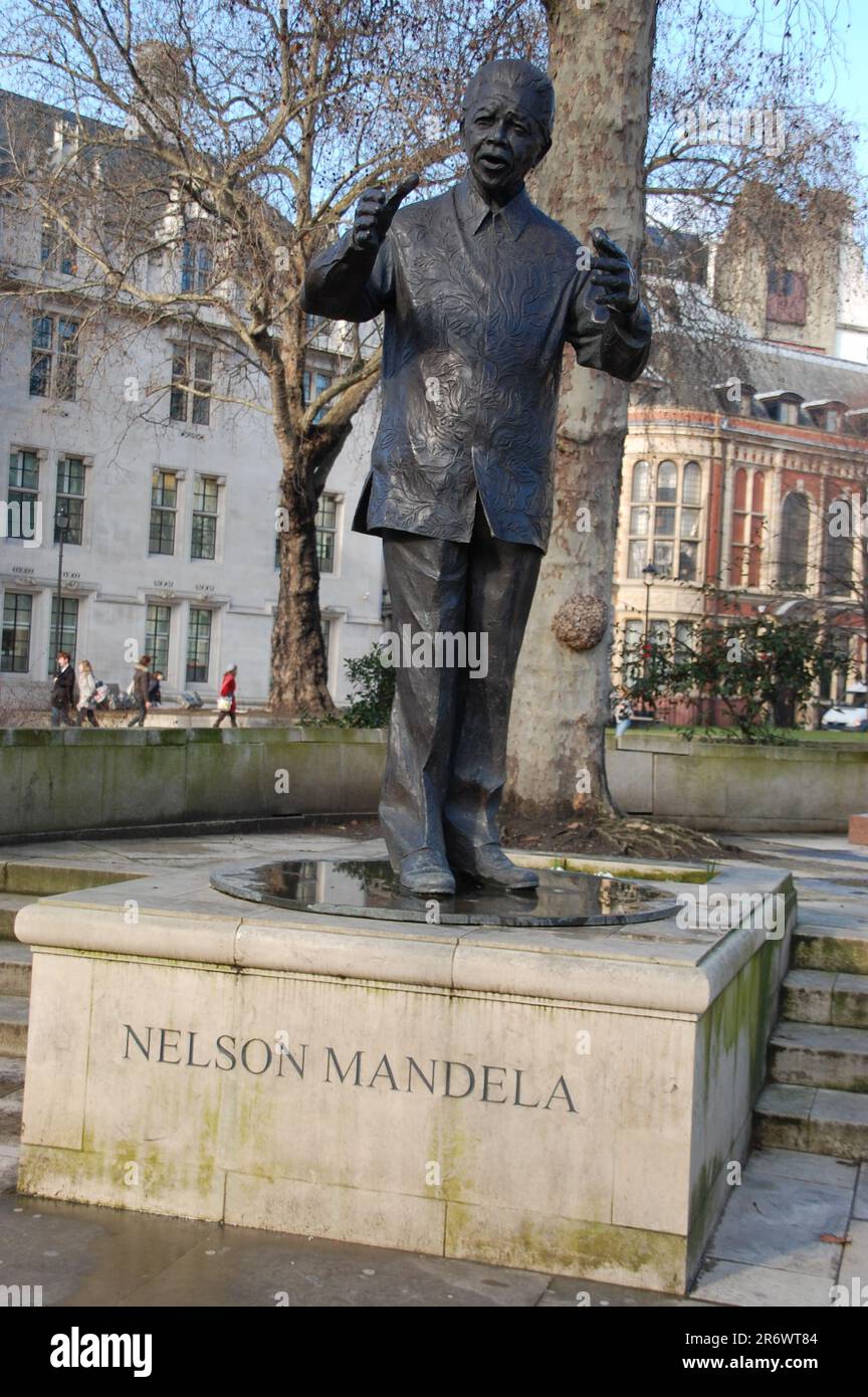 Nelson Mandela Bronze Statue in Parliament Square, London SW1 Stock ...