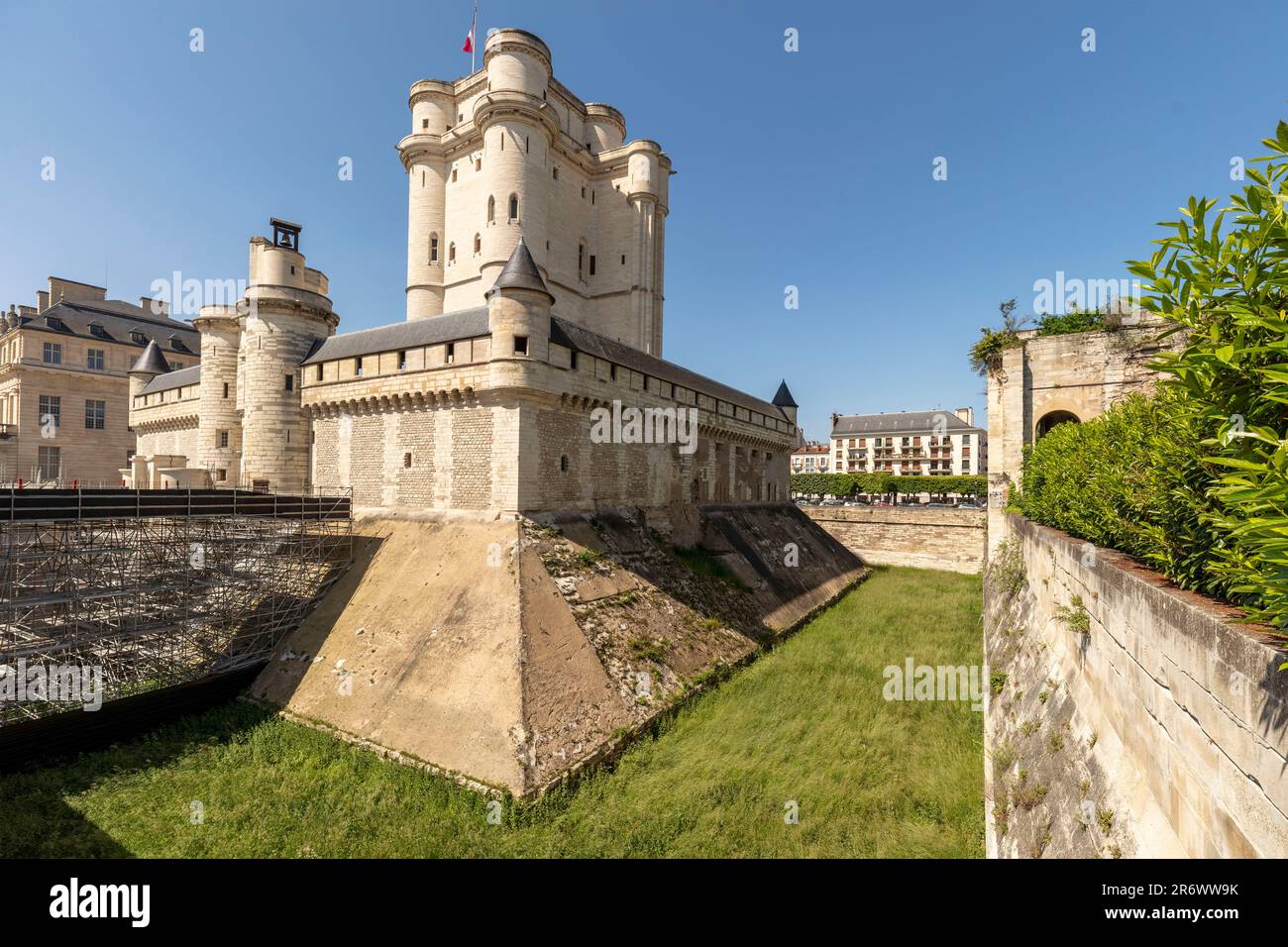 High resolution architectural study of the The Donjon ( Keep} in the ...