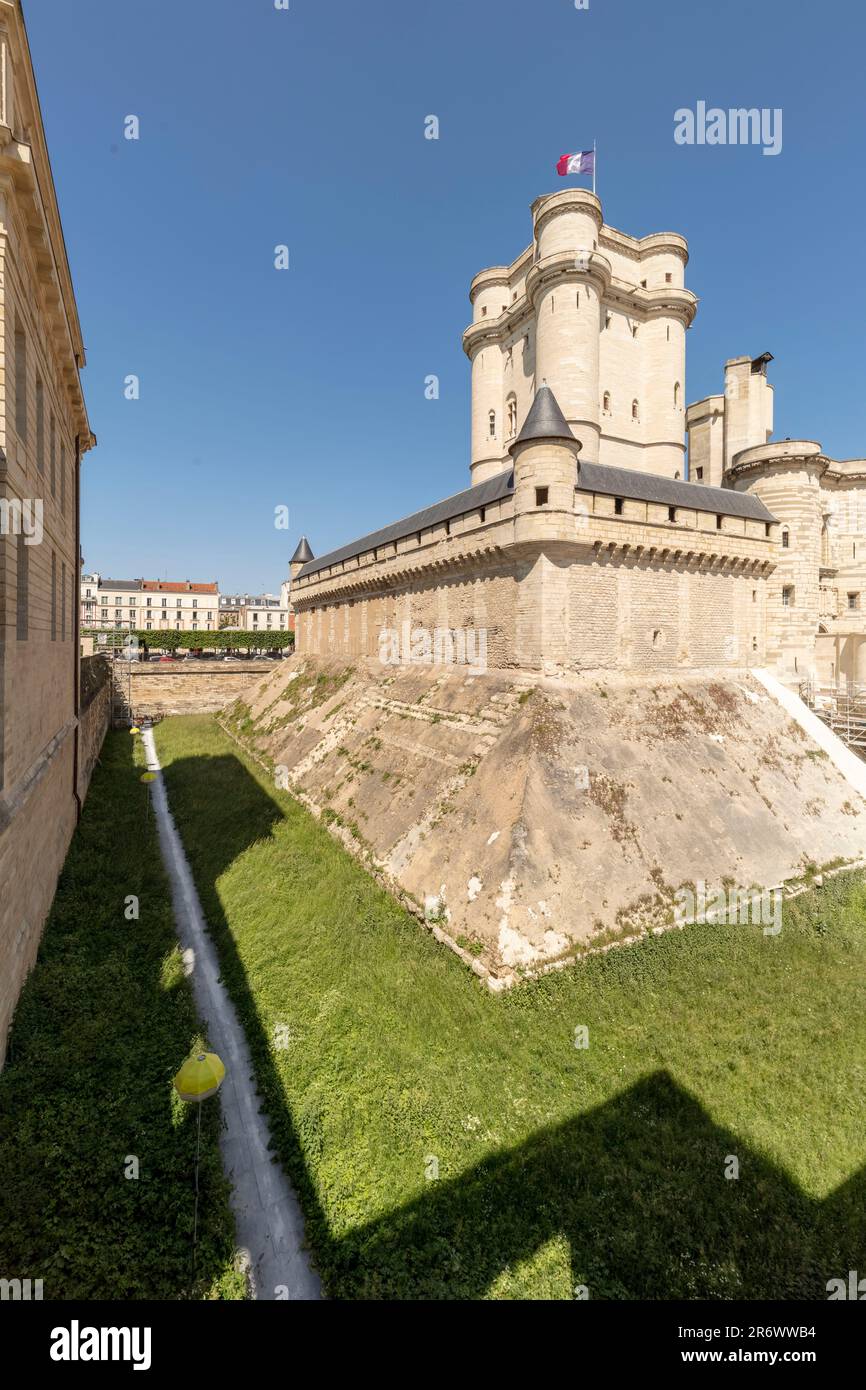High resolution architectural study of the The Donjon ( Keep} in the ...