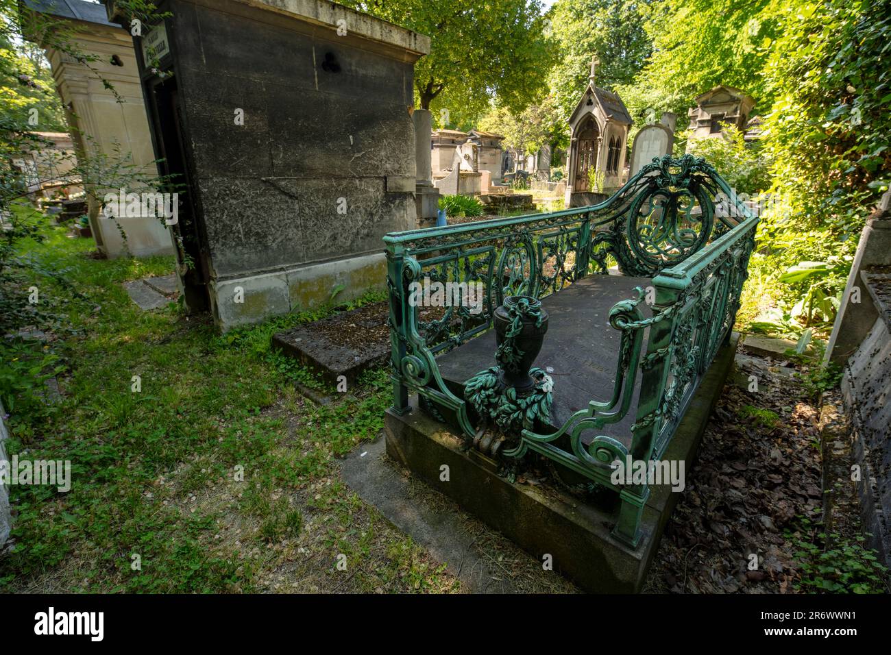 High resolution views of the fabalous historic Montmartre Cemetery, Cimetière du Nord, Paris ...