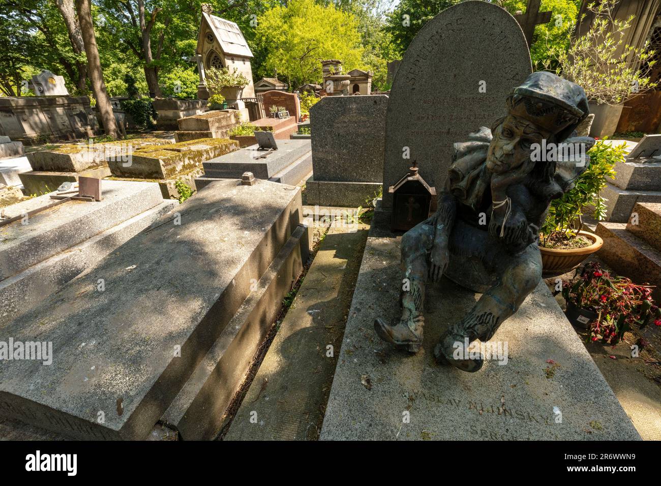 High resolution views of the fabalous historic Montmartre Cemetery ...
