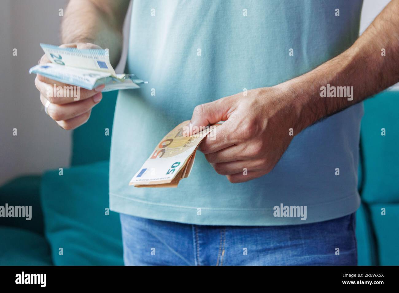 Hands man counting fifty euro hi-res stock photography and images - Alamy