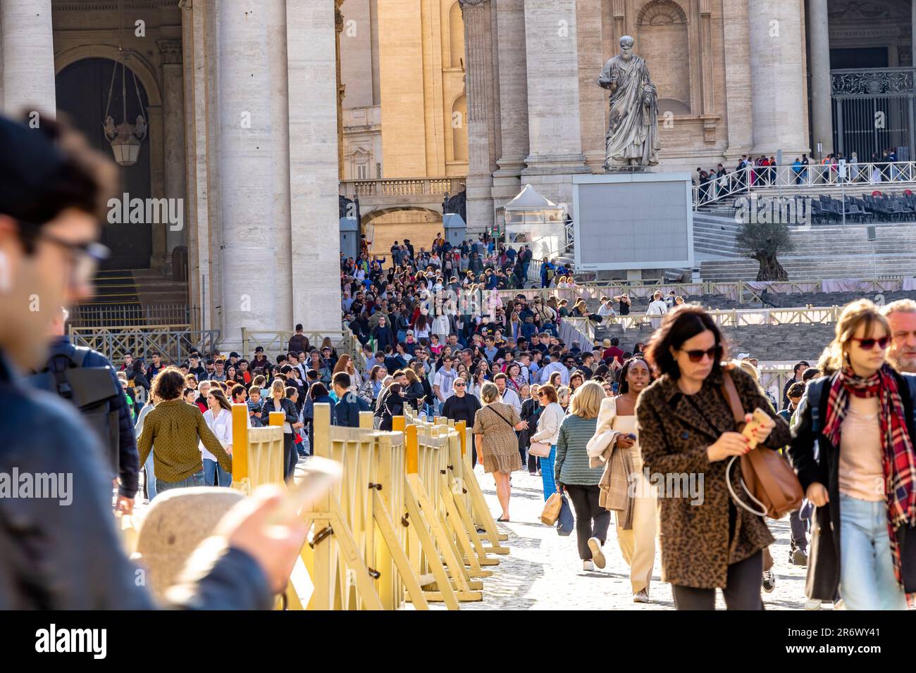 St peters square crowds hi-res stock photography and images - Alamy