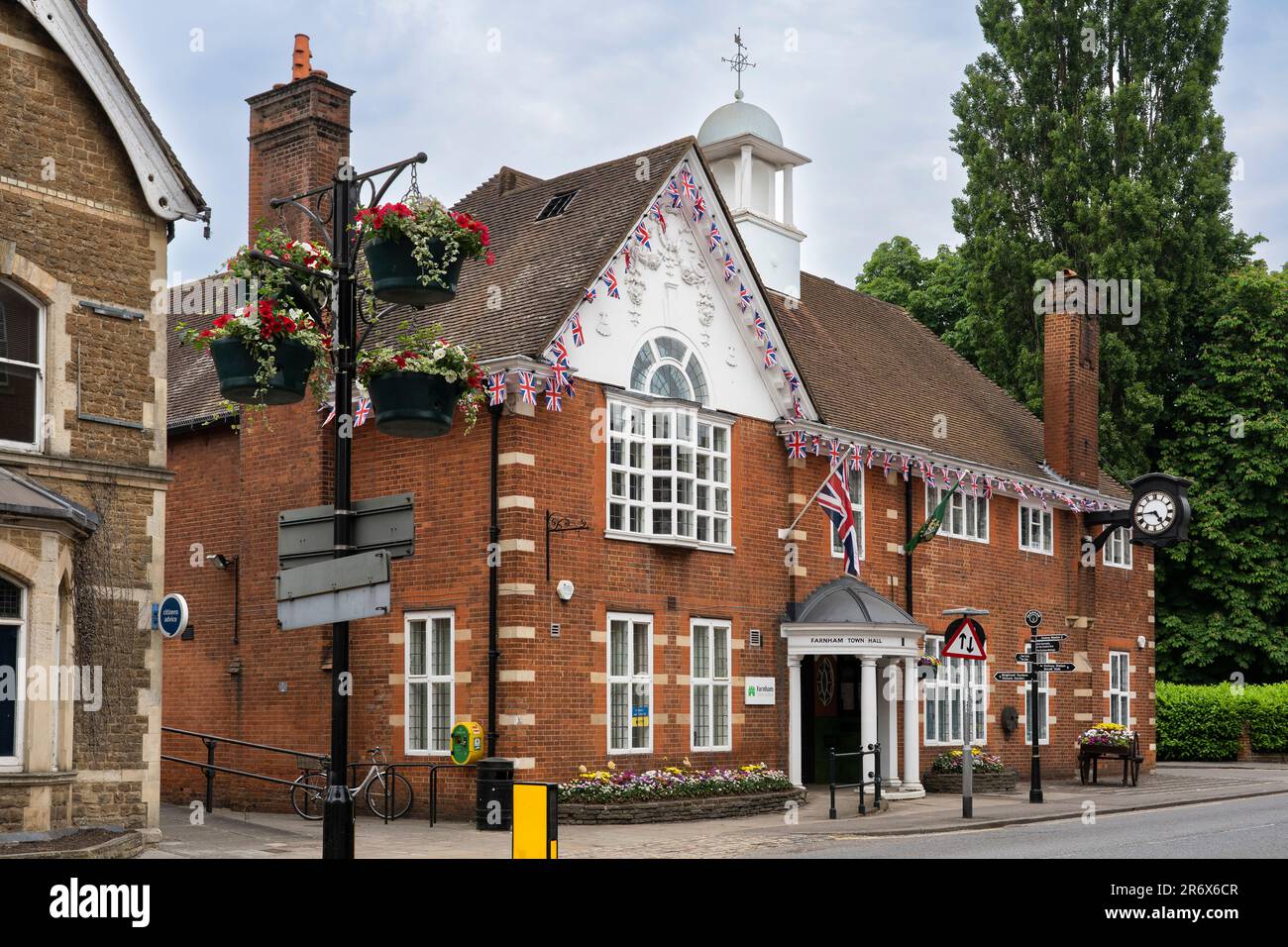 Red brick with stone dressings hi-res stock photography and images - Alamy