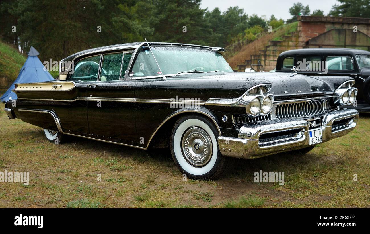 1957 mercury turnpike cruiser hi-res stock photography and images - Alamy