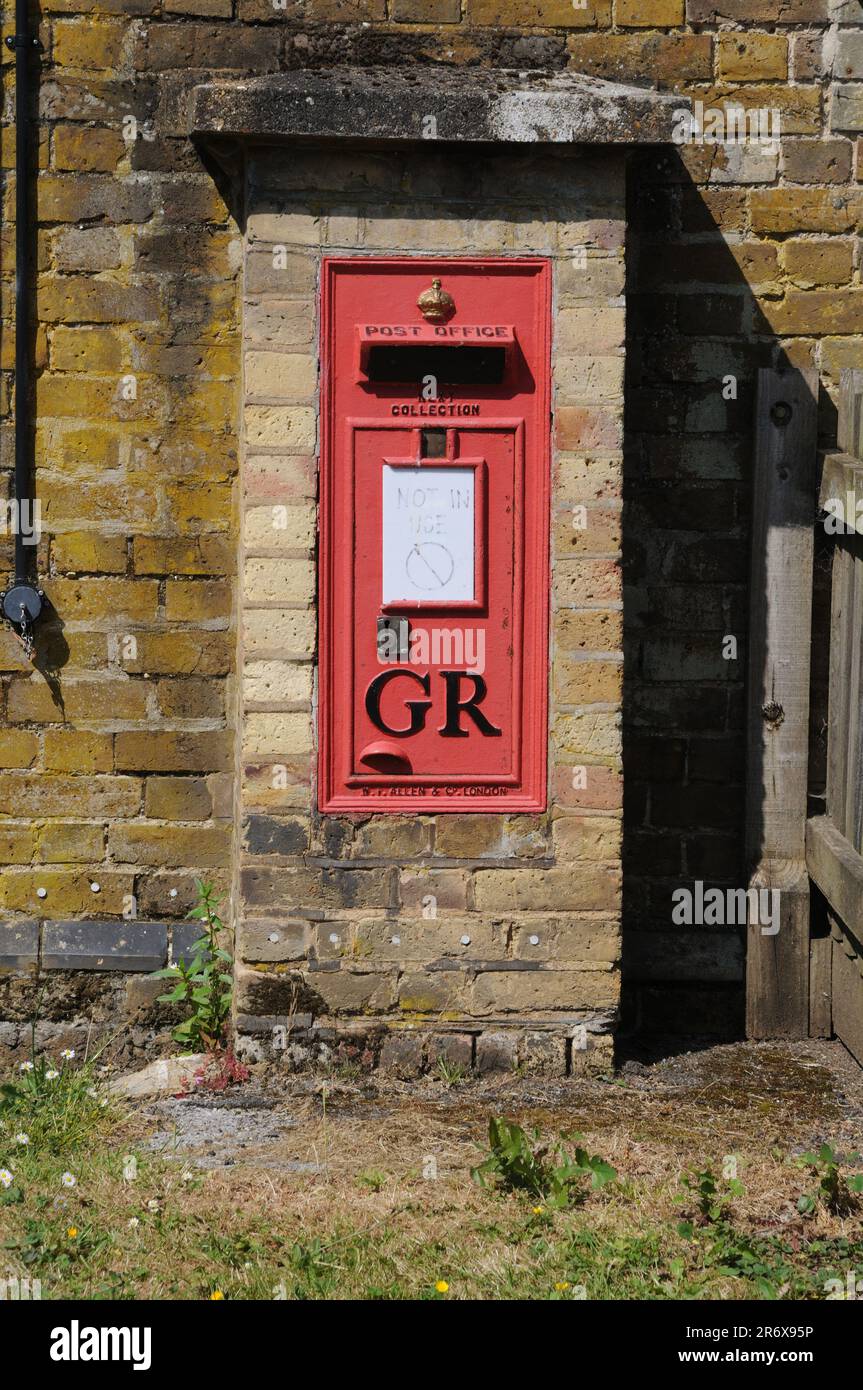 Gr post box hi-res stock photography and images - Alamy