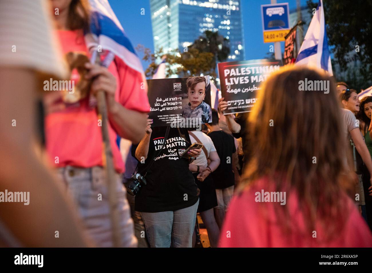Israel. 10th June, 2023. An Israeli child looks at a sign with the ...