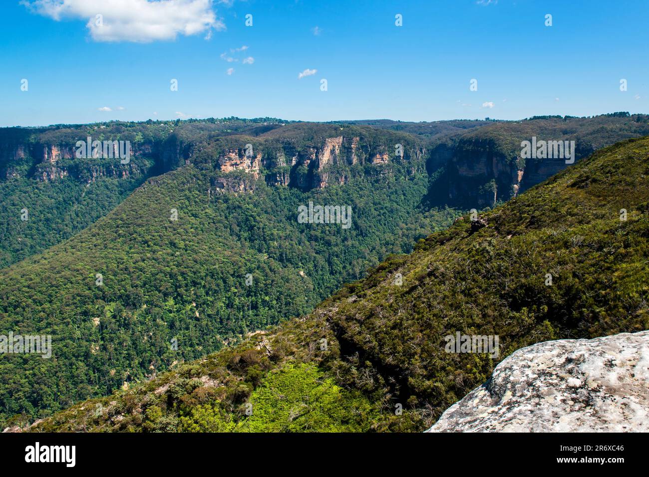 Stunning Views over Jamison Valley from Lincoln’s Rock lookout, Blue ...