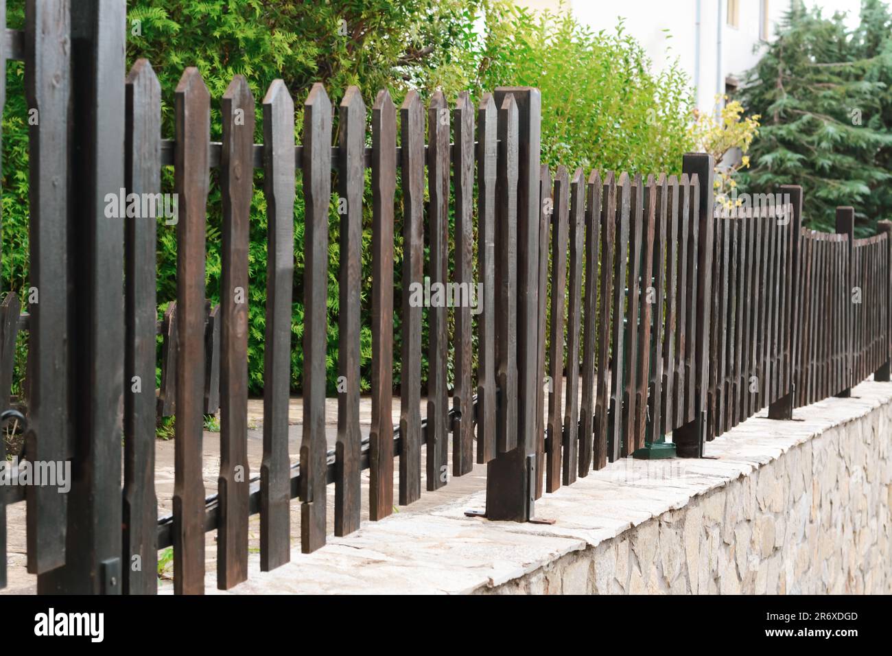 Shabby fence hi-res stock photography and images - Alamy