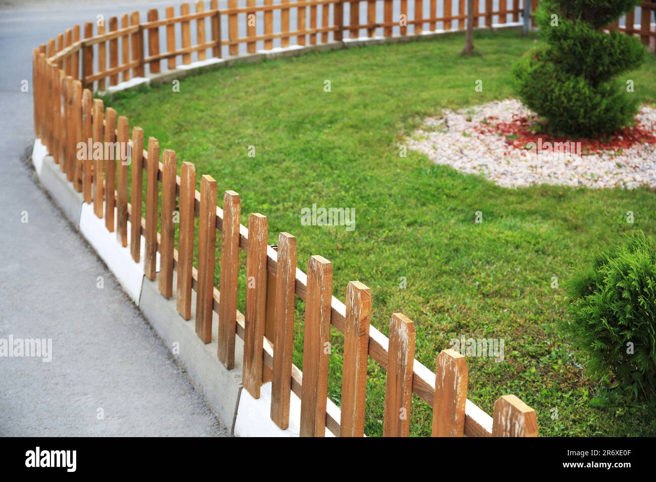 Small backyard timber fence hi-res stock photography and images - Alamy