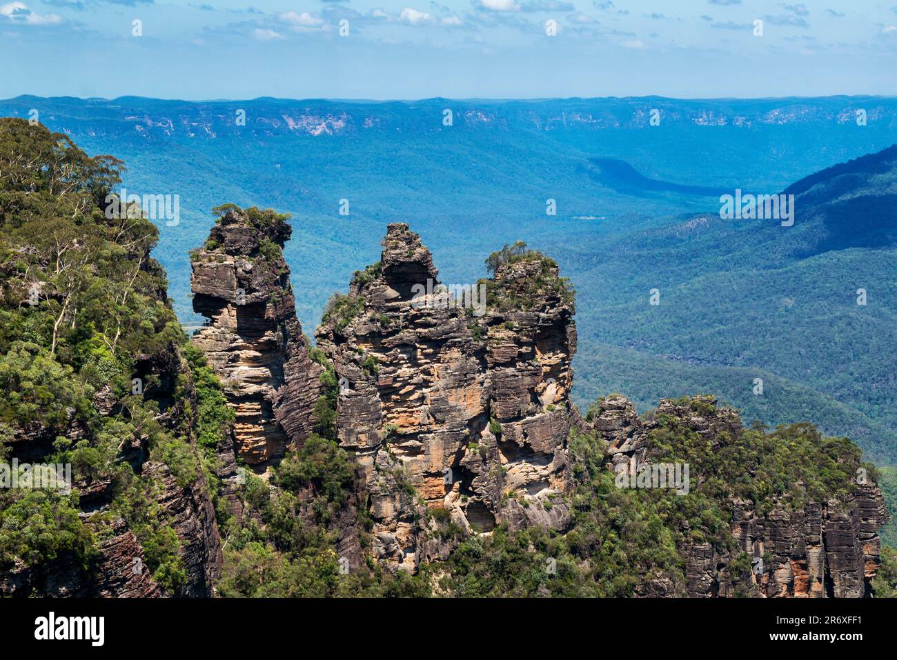 Three Sisters sandstone rock formation, Blue Mountains National Park ...