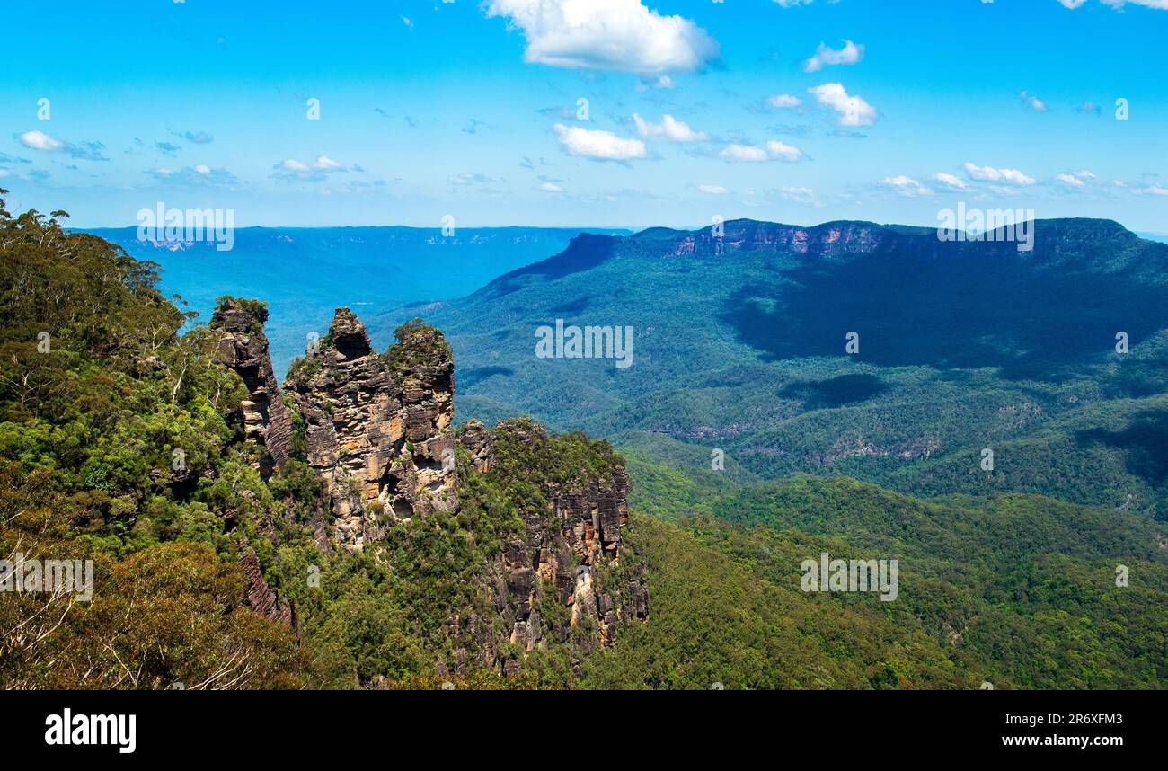 Three Sisters sandstone rock formation, Blue Mountains National Park ...