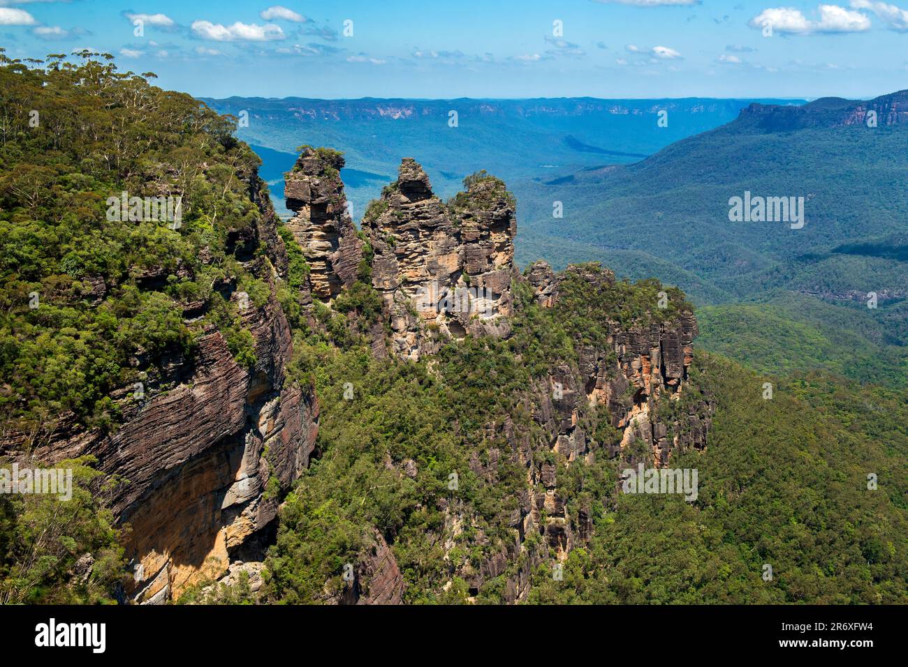 Three Sisters sandstone rock formation, Blue Mountains National Park ...
