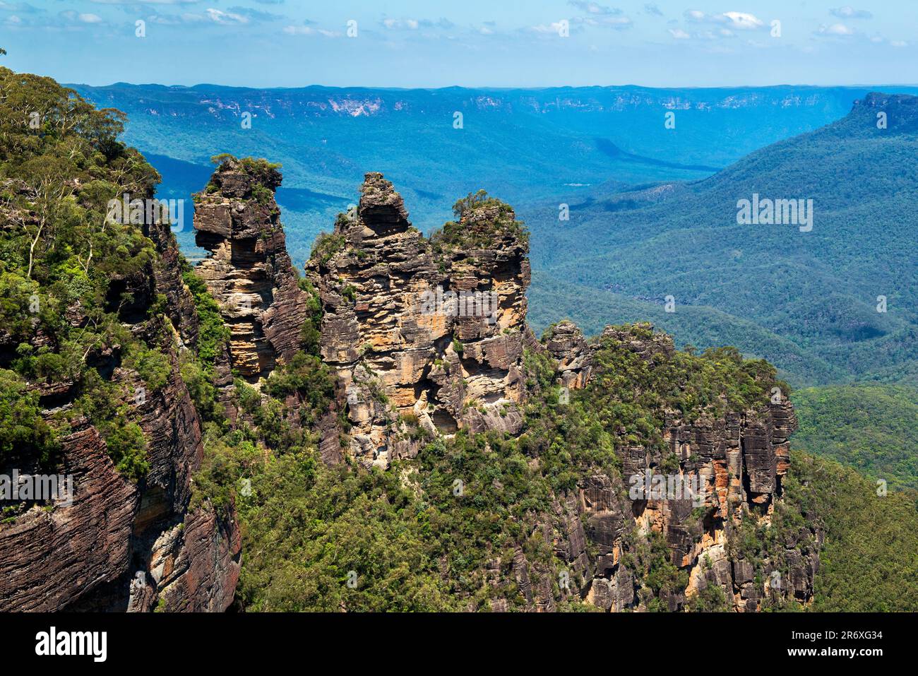 Three Sisters sandstone rock formation, Blue Mountains National Park ...