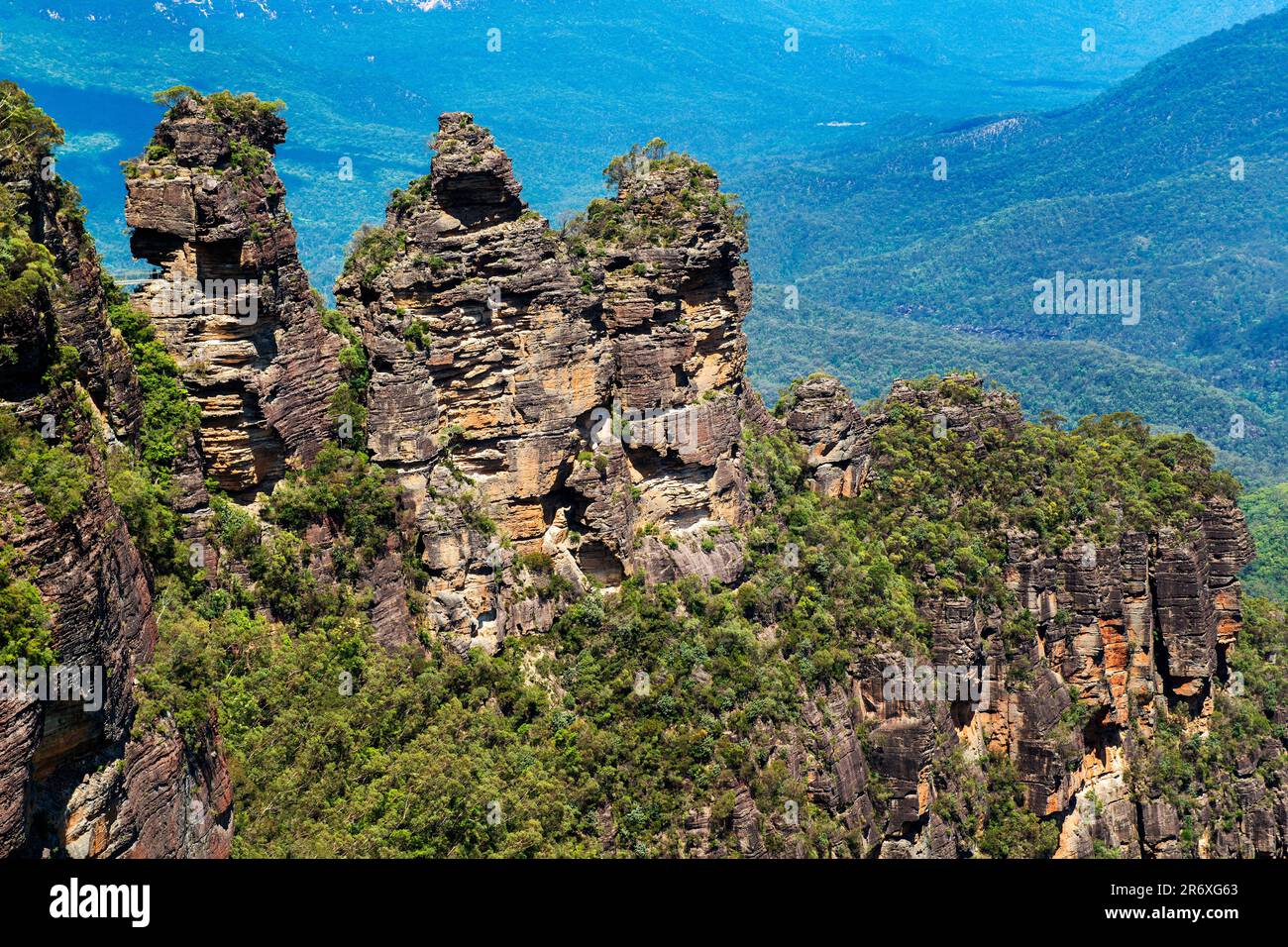 Three Sisters sandstone rock formation, Blue Mountains National Park ...