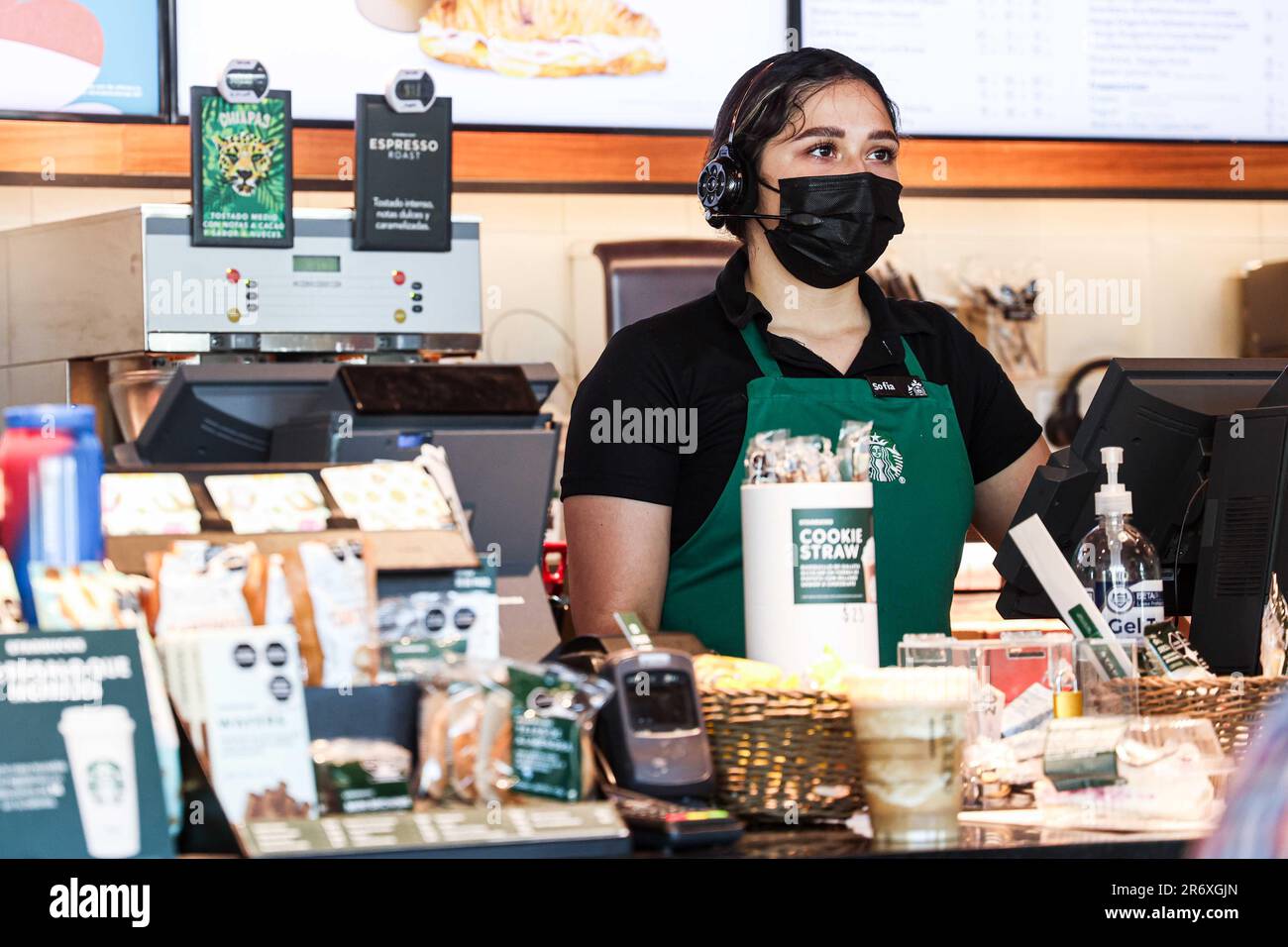Sofia from customer service at Starbucks Colosio Metrocenter coffee. Attention at the counter ...