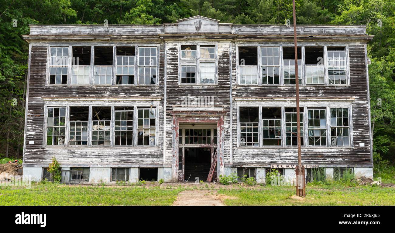 An old abandoned school on State Route 666 in Endeavor, Pennsylvania,USA Stock Photo - Alamy